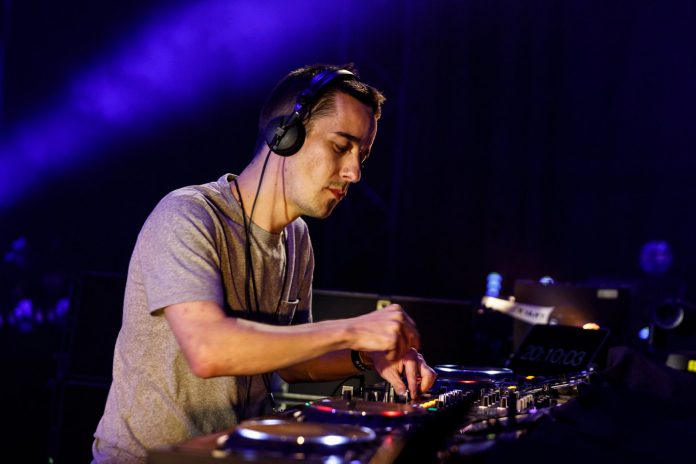 Oliver Smith Takes On Mixing Duties For Anjunabeats Worldwide 08 | EDM ...