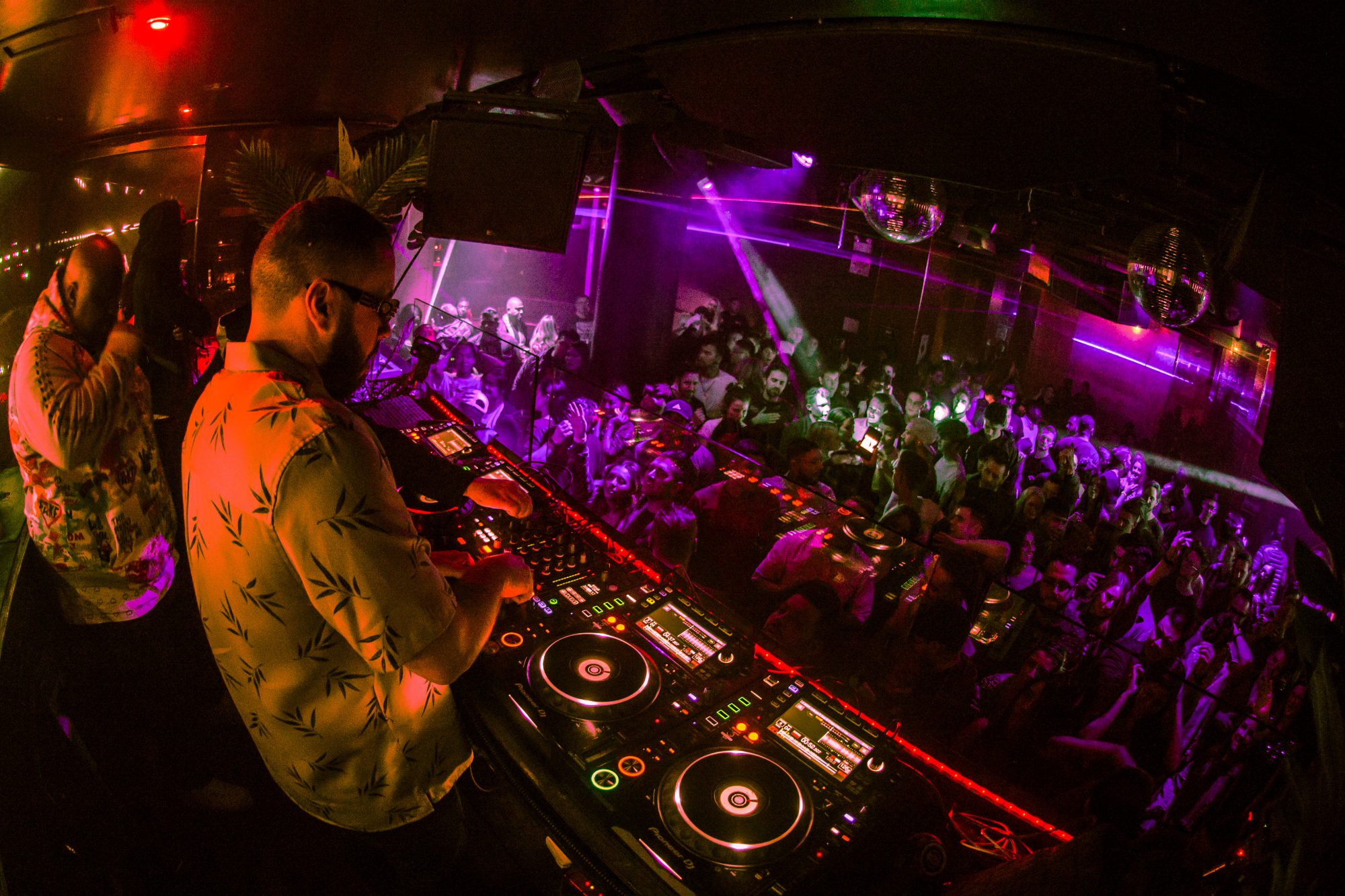 Mercer Stops At Sound-Bar In Chicago During His North American Tour ...